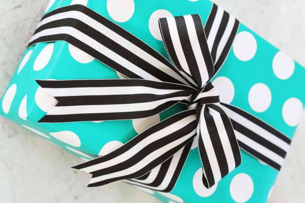 Gift wrapping guide: How to wrap presents of all shapes and decorate ...
